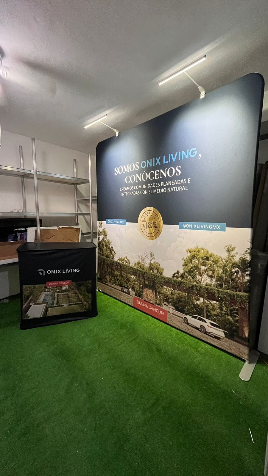 Paquete de Display Portátiles para Ónix Living en Cancún