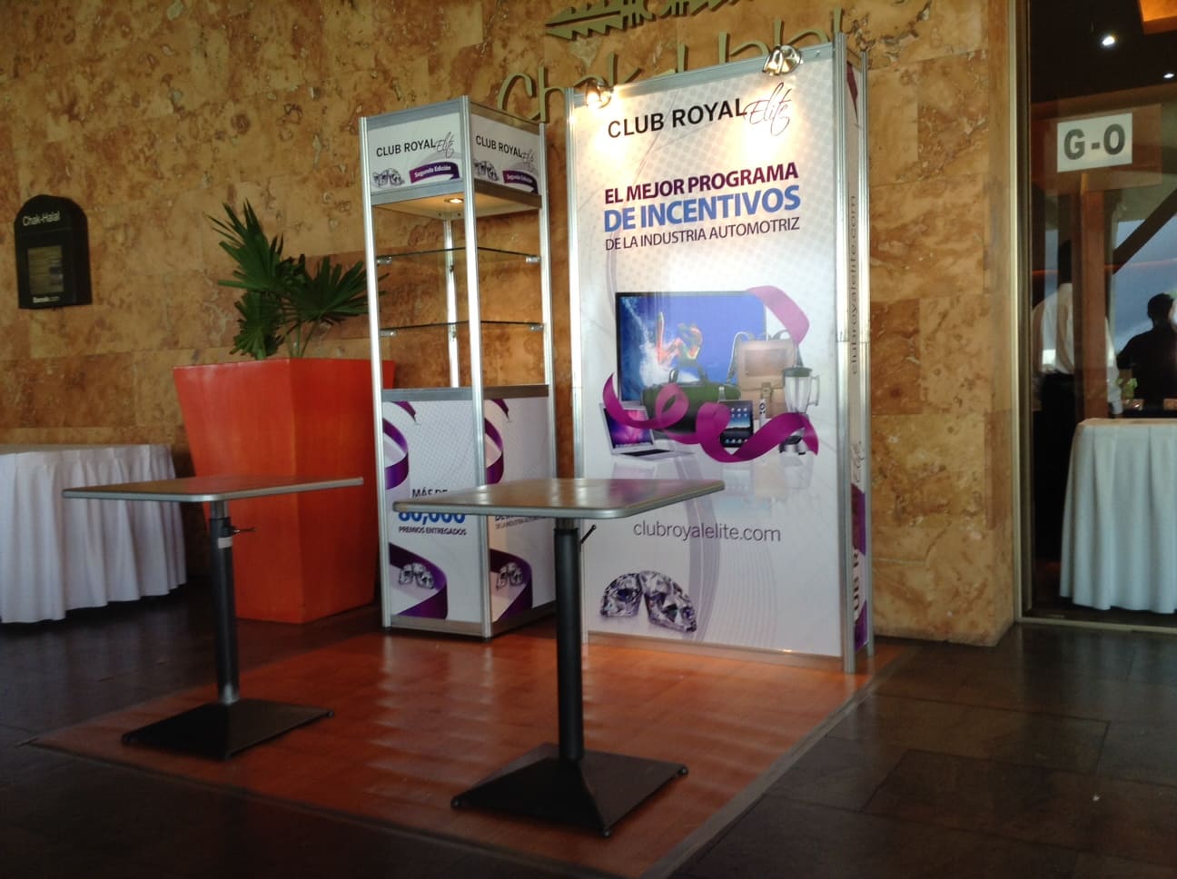 Diseño de Stand 2x2 para Club Royal Elite en Riviera Maya.